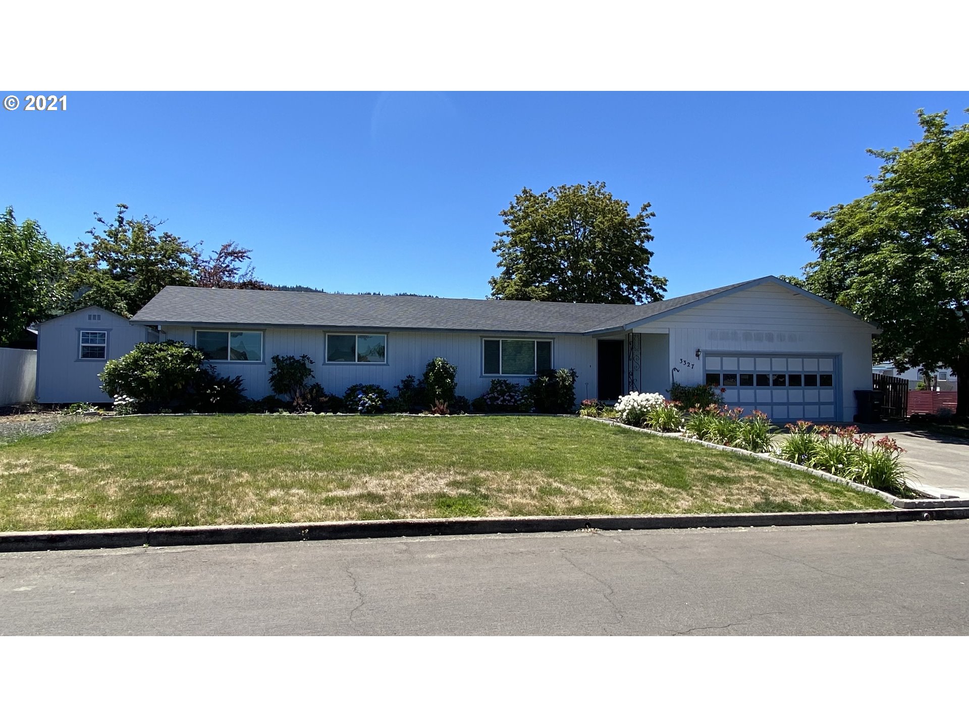 3327 W Normandy Ave, Roseburg, OR 97471