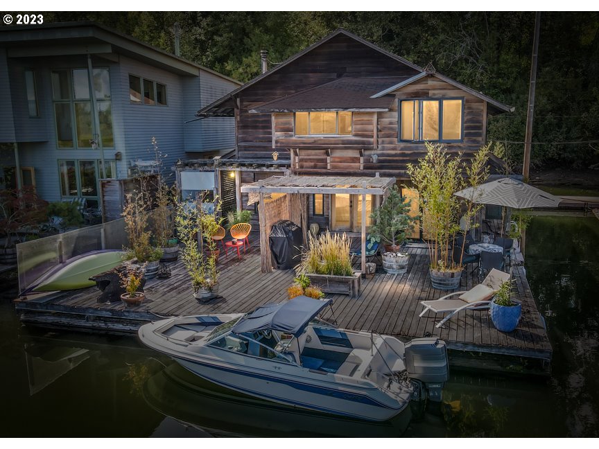 Floating Homes Portland | Where the river always runs to your door
