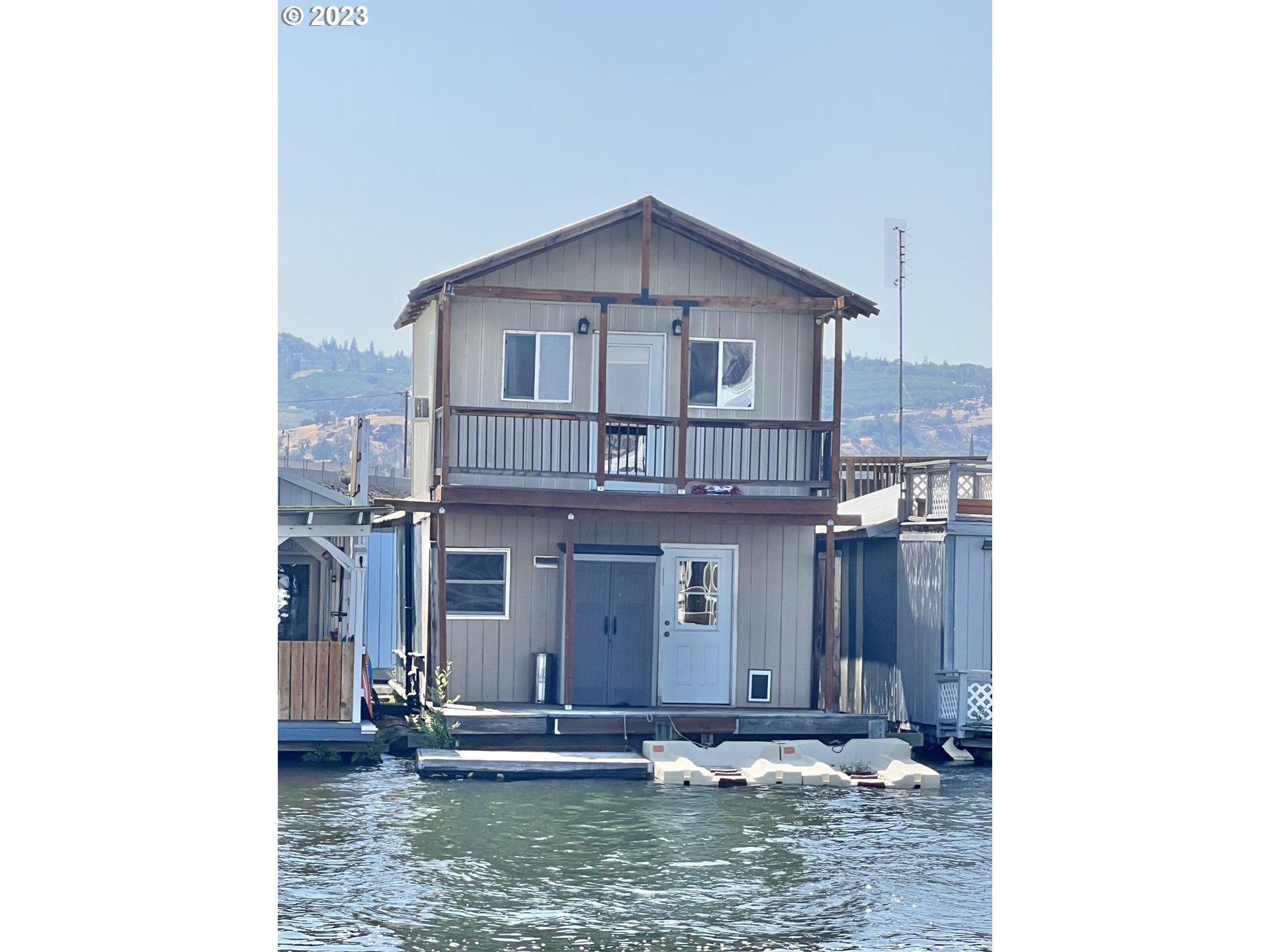 Floating Homes Portland | Where the river always runs to your door